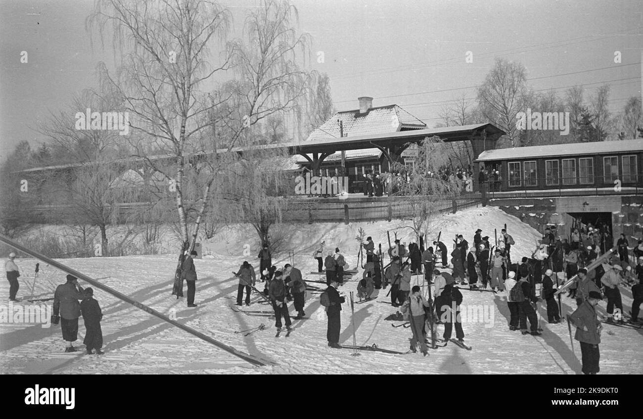 The State Railways, SJ C4, sports train to Tullinge. Ski travelers are ...