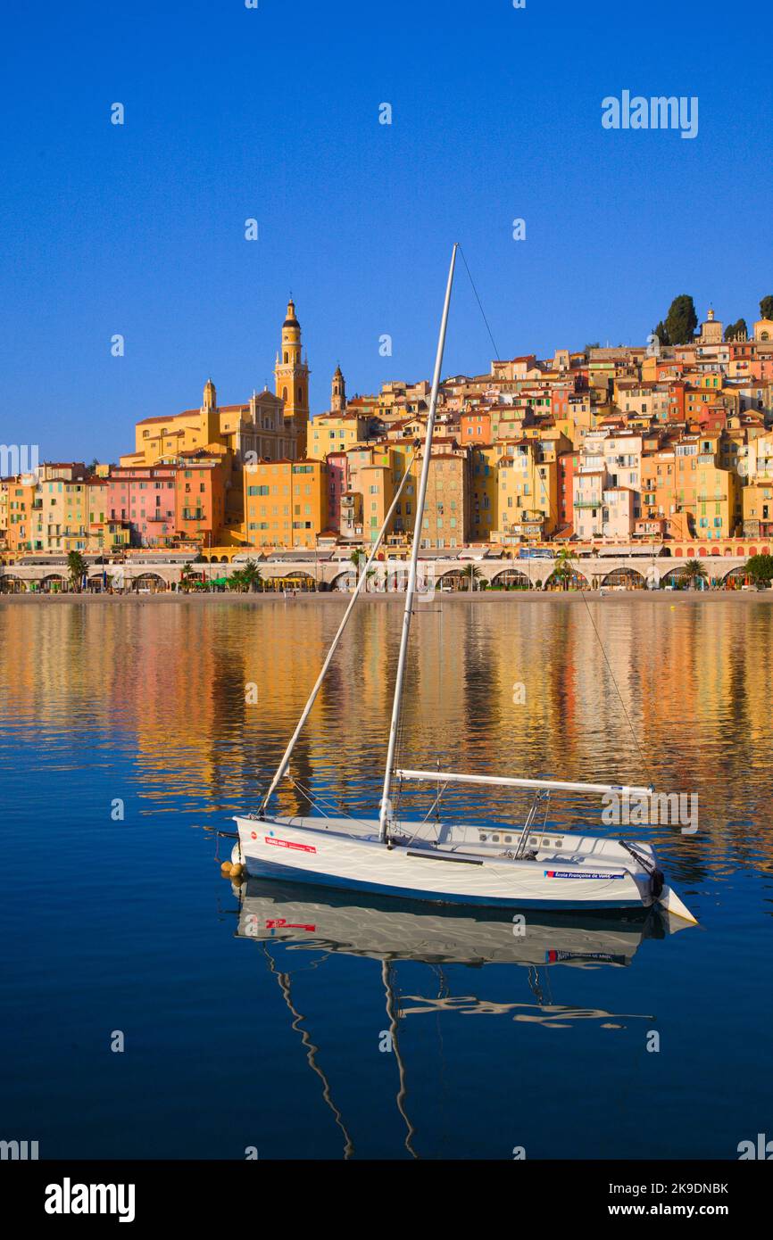 France, Cote d'Azur, Menton, skyline, Plage des Sablettes, beach Stock ...
