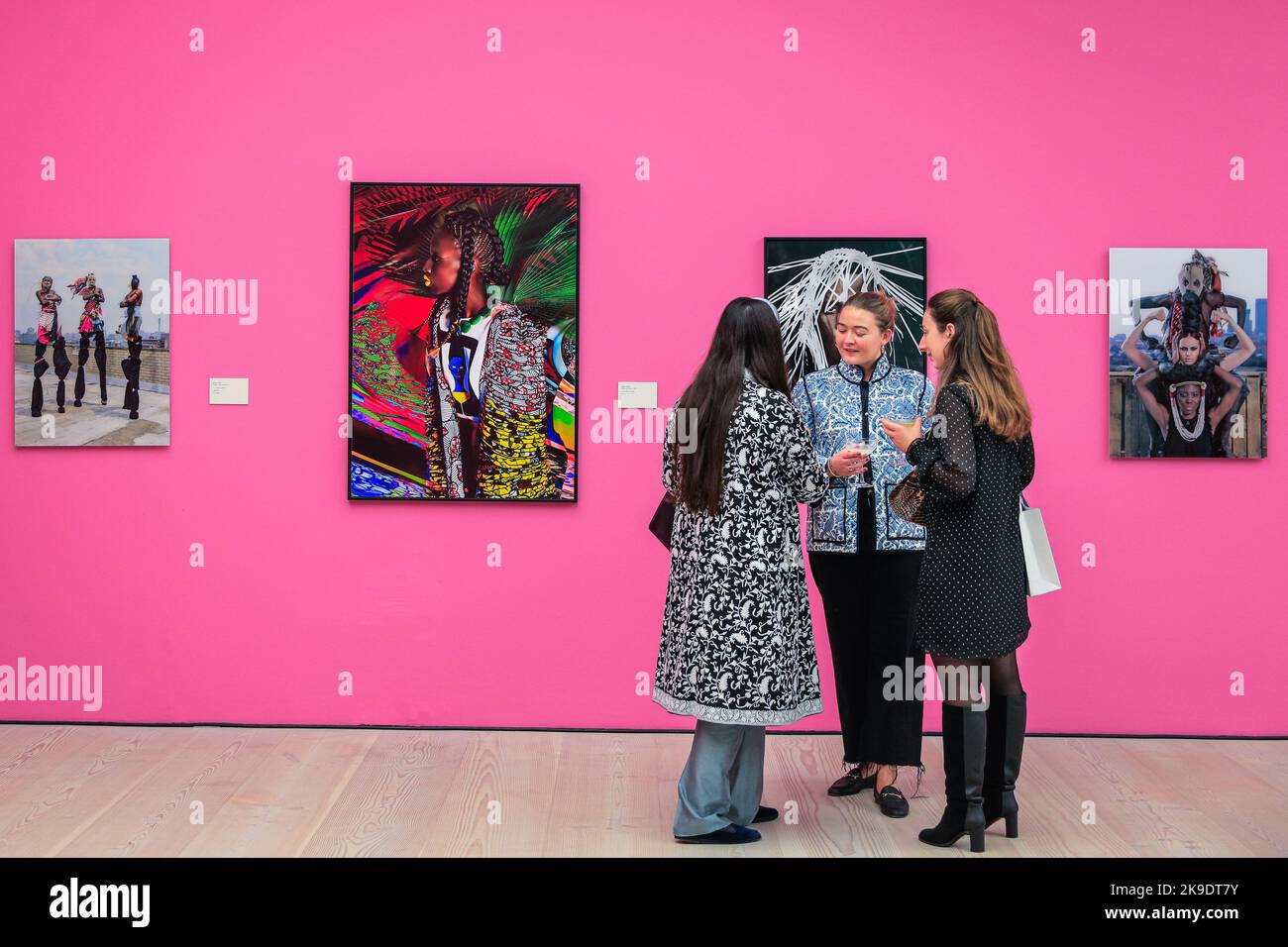 London, UK. 27th Oct, 2022. Invited guests and artists mingle and pose ...