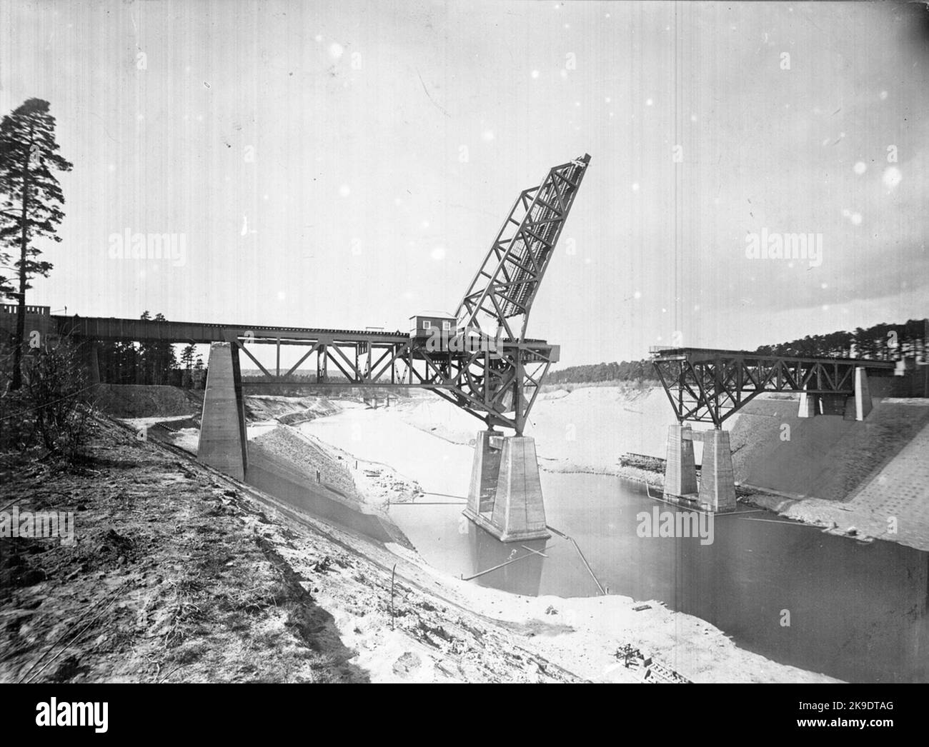 The new flap bridge will soon be ready for traffic. In the background ...
