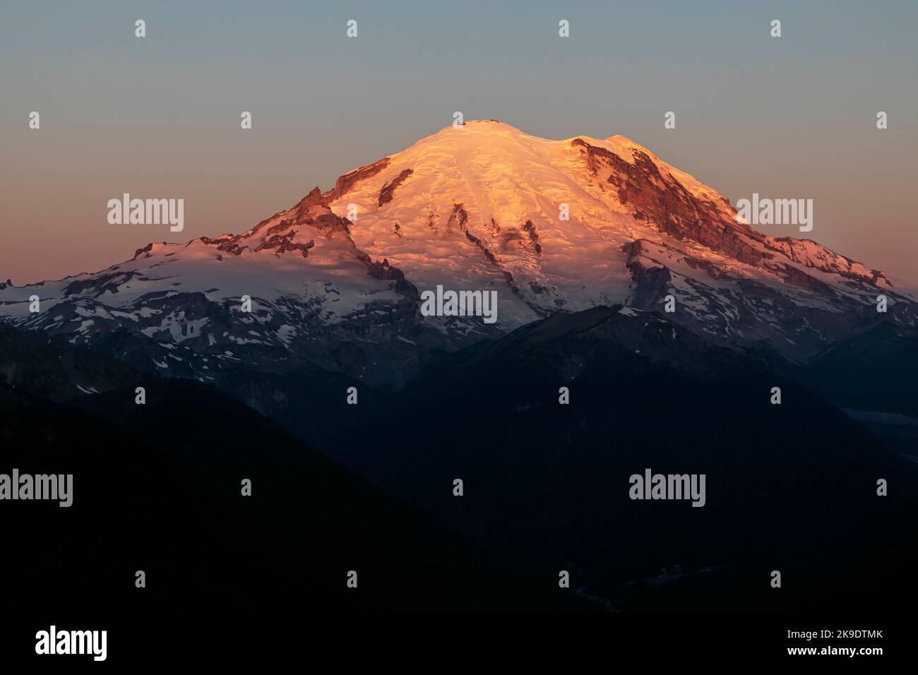 WA22595-00...WASHINGTON - Sunrise on Mount Rainier from Crystal Peak in ...
