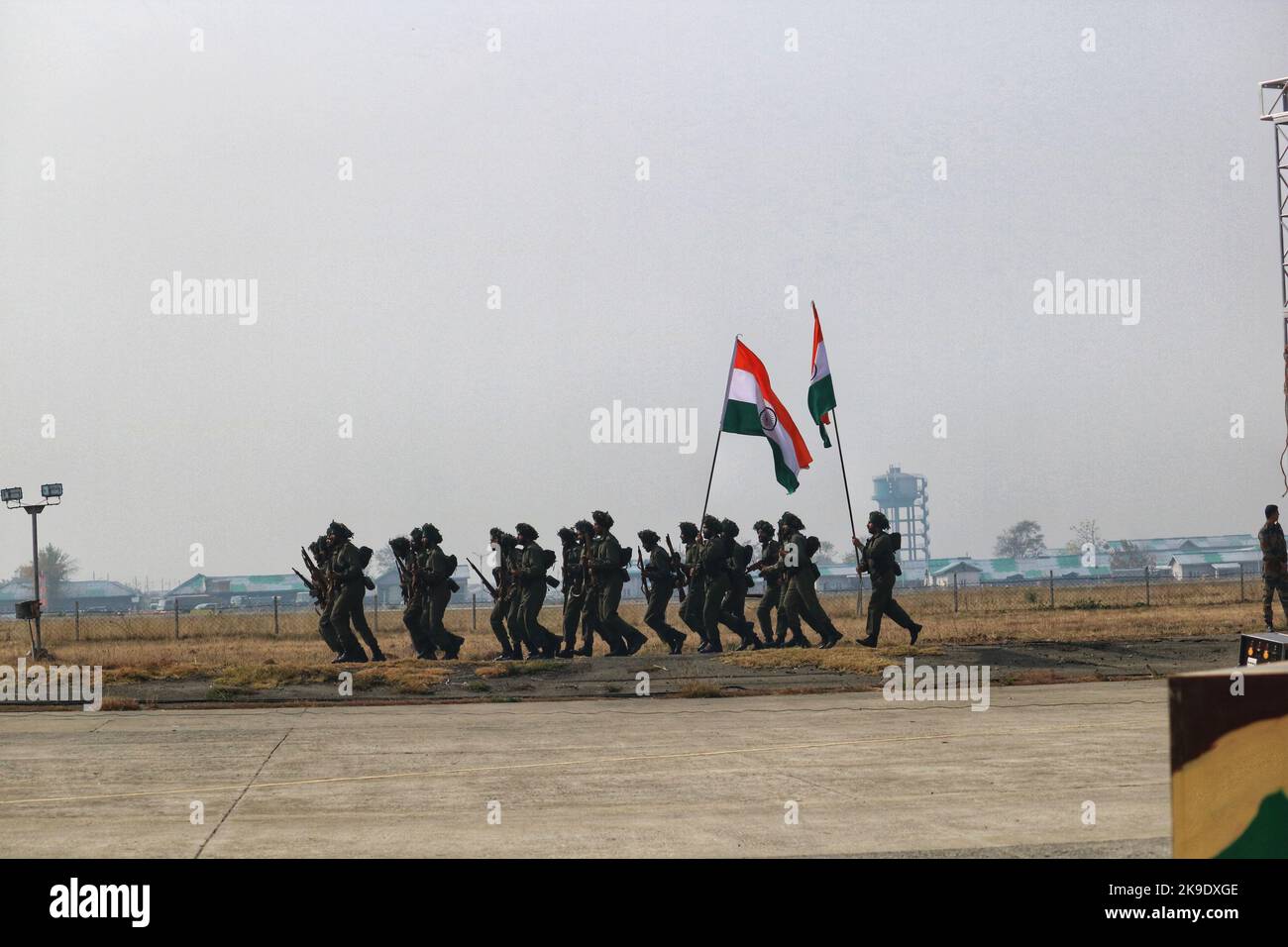 Srinagar, India. 27th Oct, 2022. Indian paratroopers perform a re ...