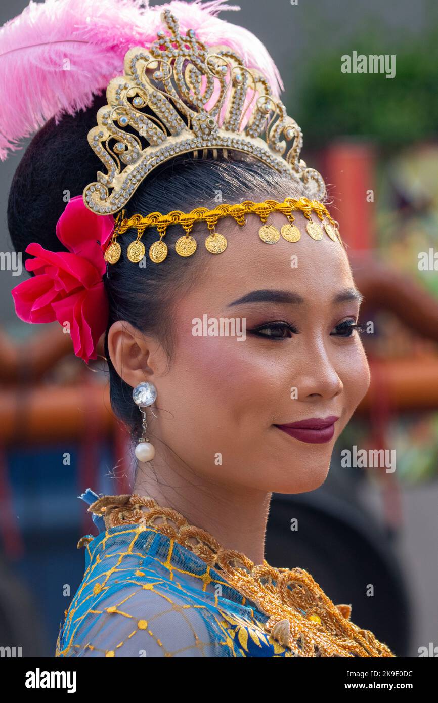Javanese traditional costume hi-res stock photography and images - Alamy