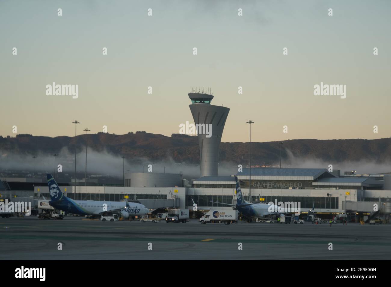 The air traffic control tower at San Francisco International Airport ...