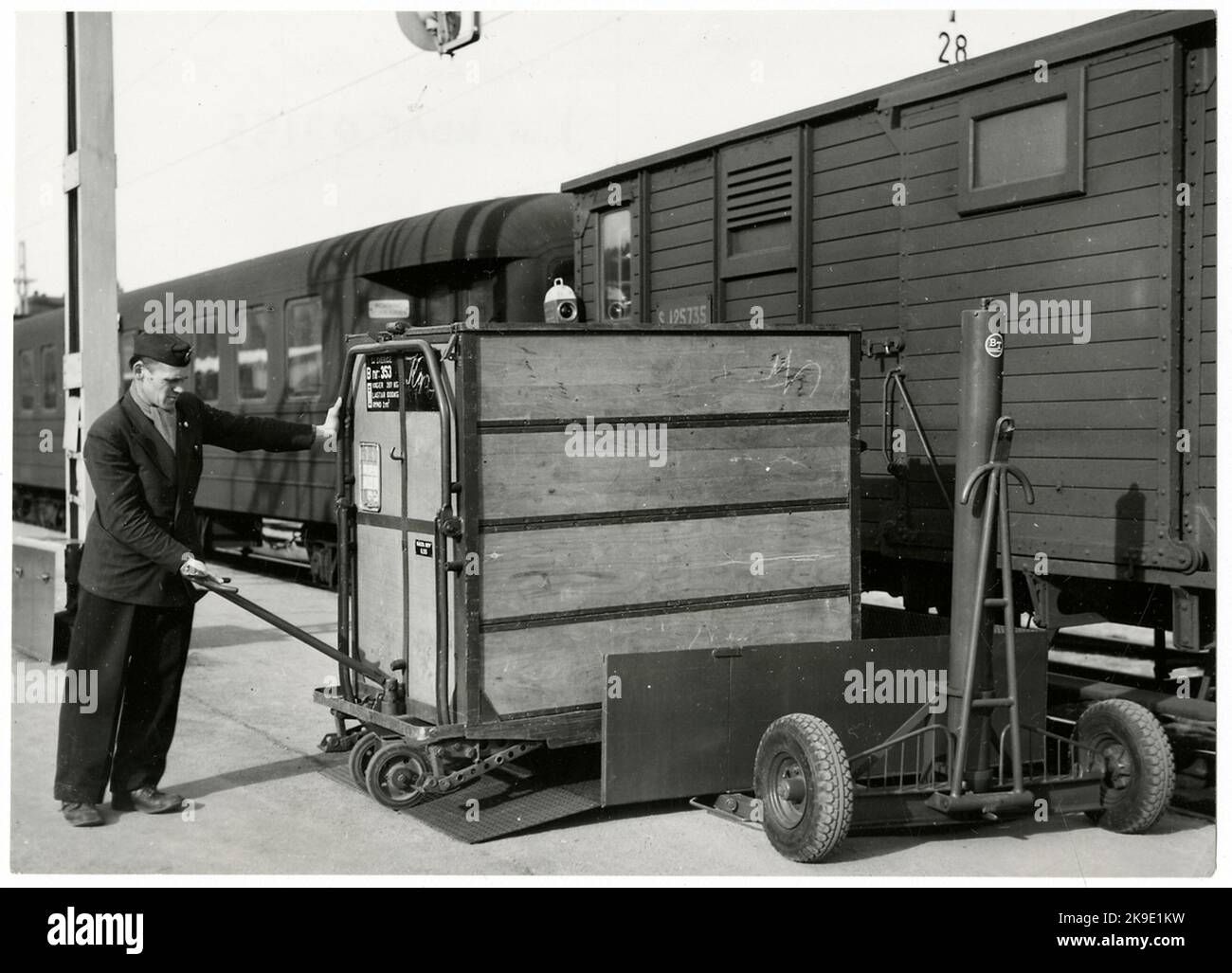 Work with platform trolley with height and lowerable flat. State ...