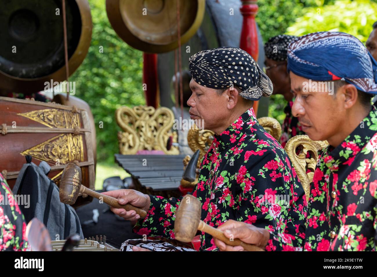 Indonesia, Java, Borobudur. Cultural music performance Stock Photo - Alamy
