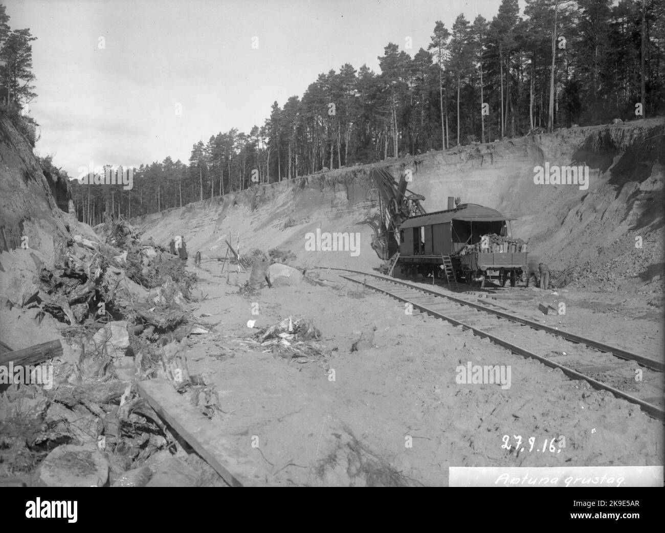 Steam excavator in the gravel roof Stock Photo - Alamy