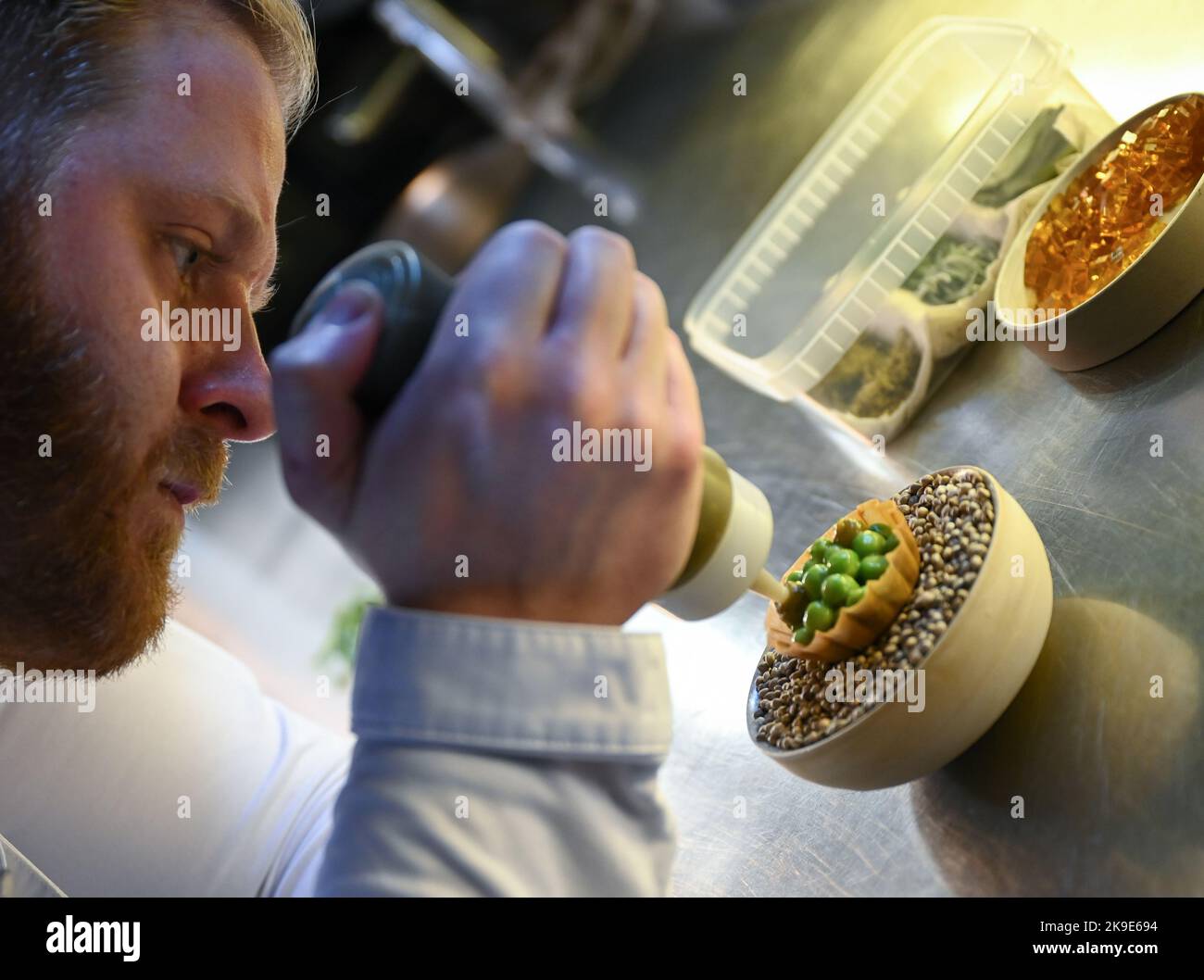 PRODUCTION - 26 October 2022, Hesse, Frankfurt/Main: Michelin-starred ...