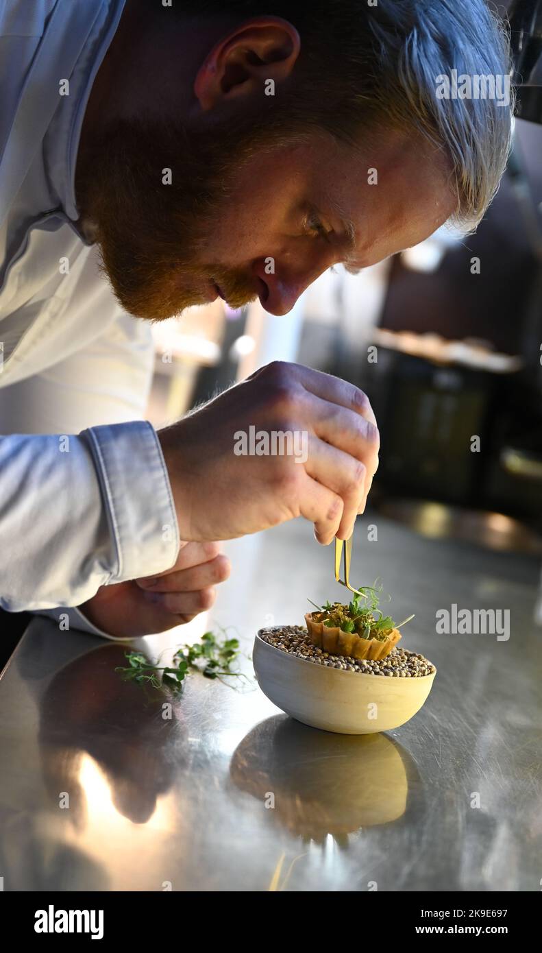 PRODUCTION - 26 October 2022, Hesse, Frankfurt/Main: Michelin-starred ...