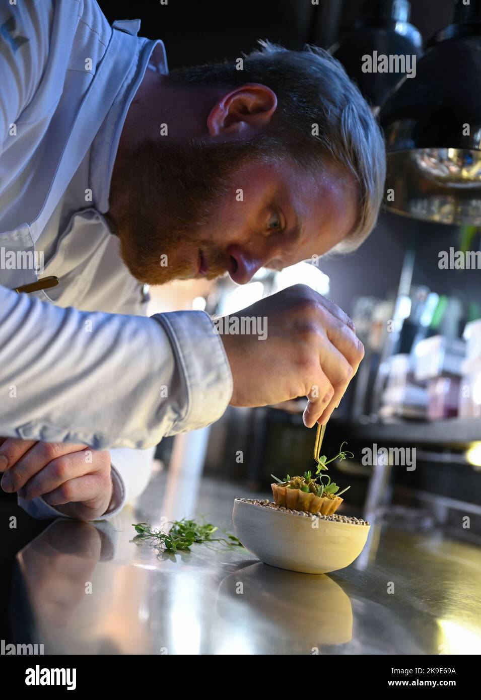 PRODUCTION - 26 October 2022, Hesse, Frankfurt/Main: Michelin-starred ...