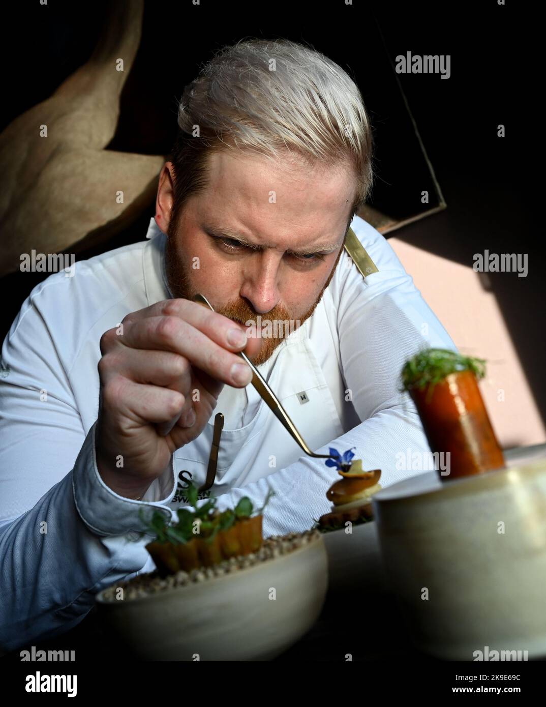 PRODUCTION - 26 October 2022, Hesse, Frankfurt/Main: Michelin-starred ...