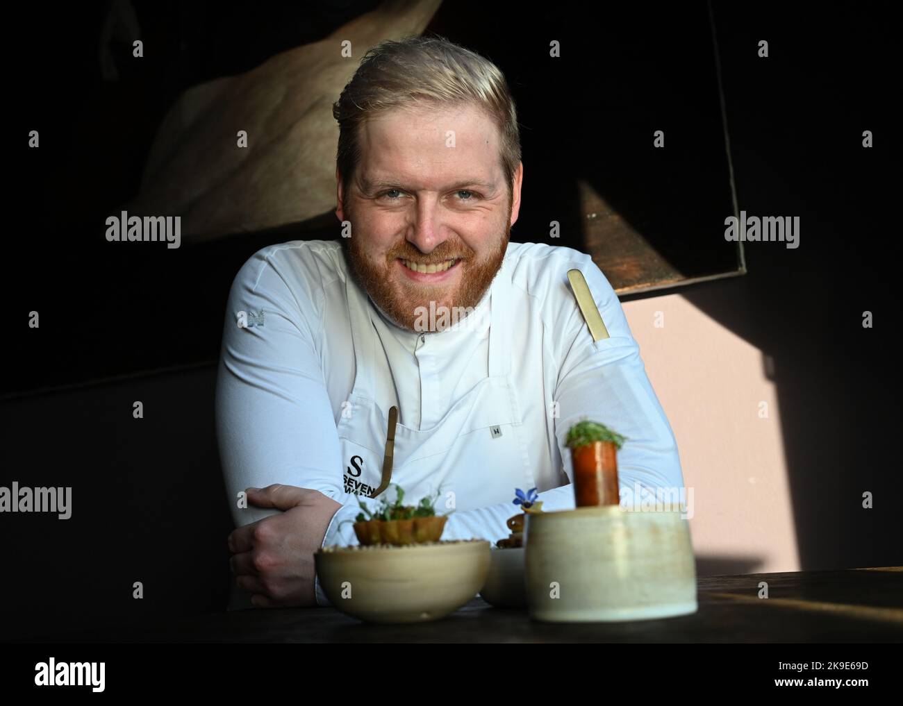 PRODUCTION - 26 October 2022, Hesse, Frankfurt/Main: Michelin-starred ...