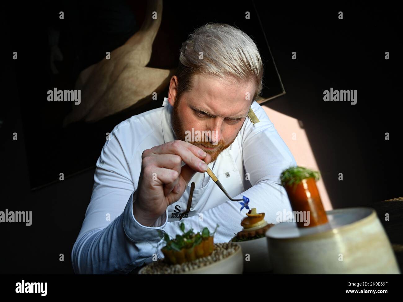 PRODUCTION - 26 October 2022, Hesse, Frankfurt/Main: Michelin-starred ...