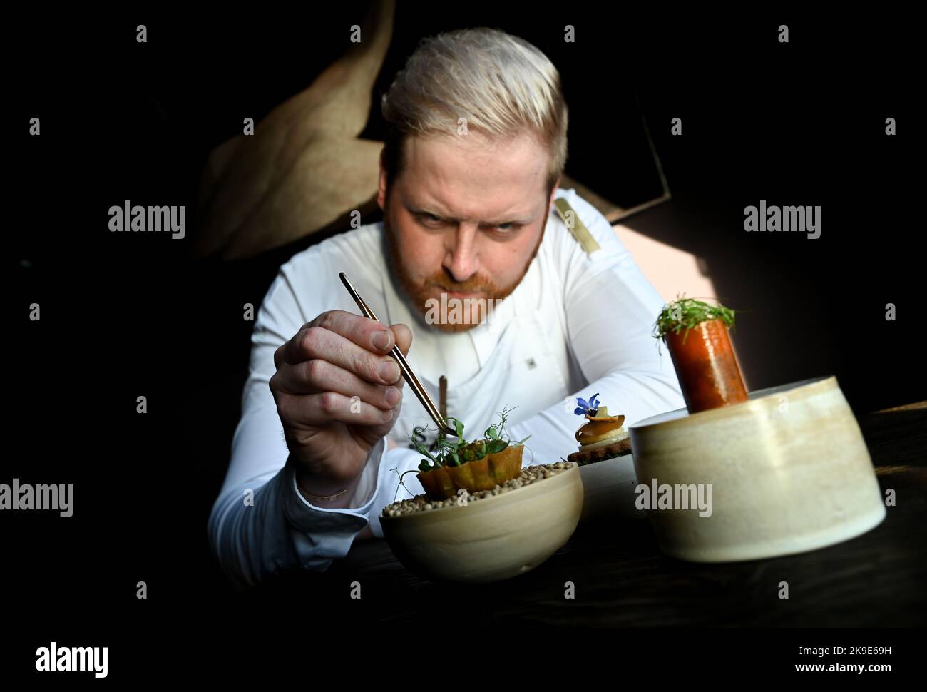 PRODUCTION - 26 October 2022, Hesse, Frankfurt/Main: Michelin-starred ...