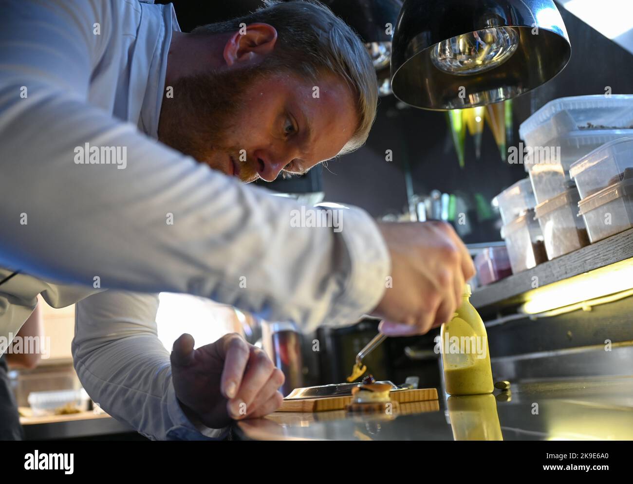 PRODUCTION - 26 October 2022, Hesse, Frankfurt/Main: Michelin-starred ...