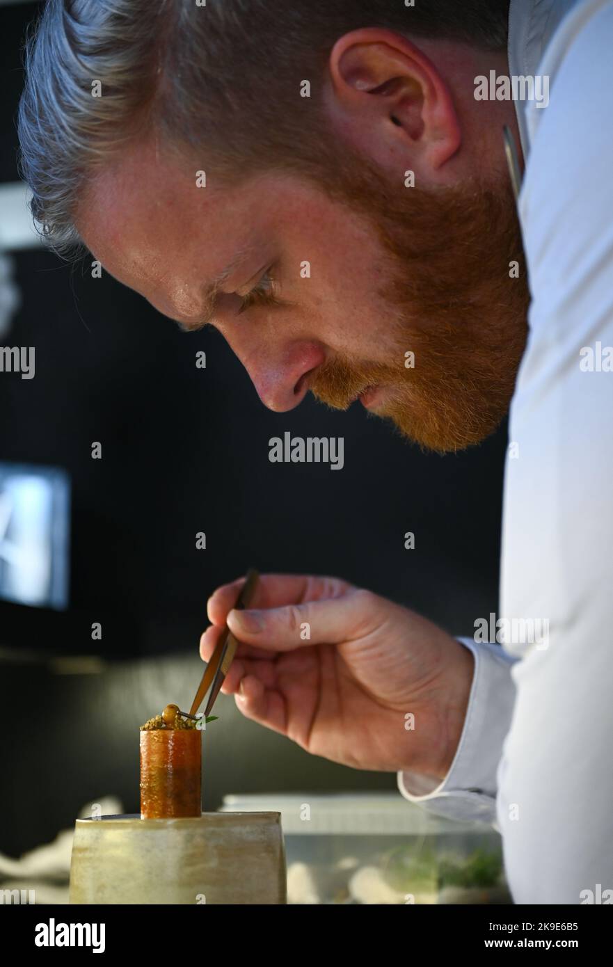 PRODUCTION - 26 October 2022, Hesse, Frankfurt/Main: Michelin-starred ...