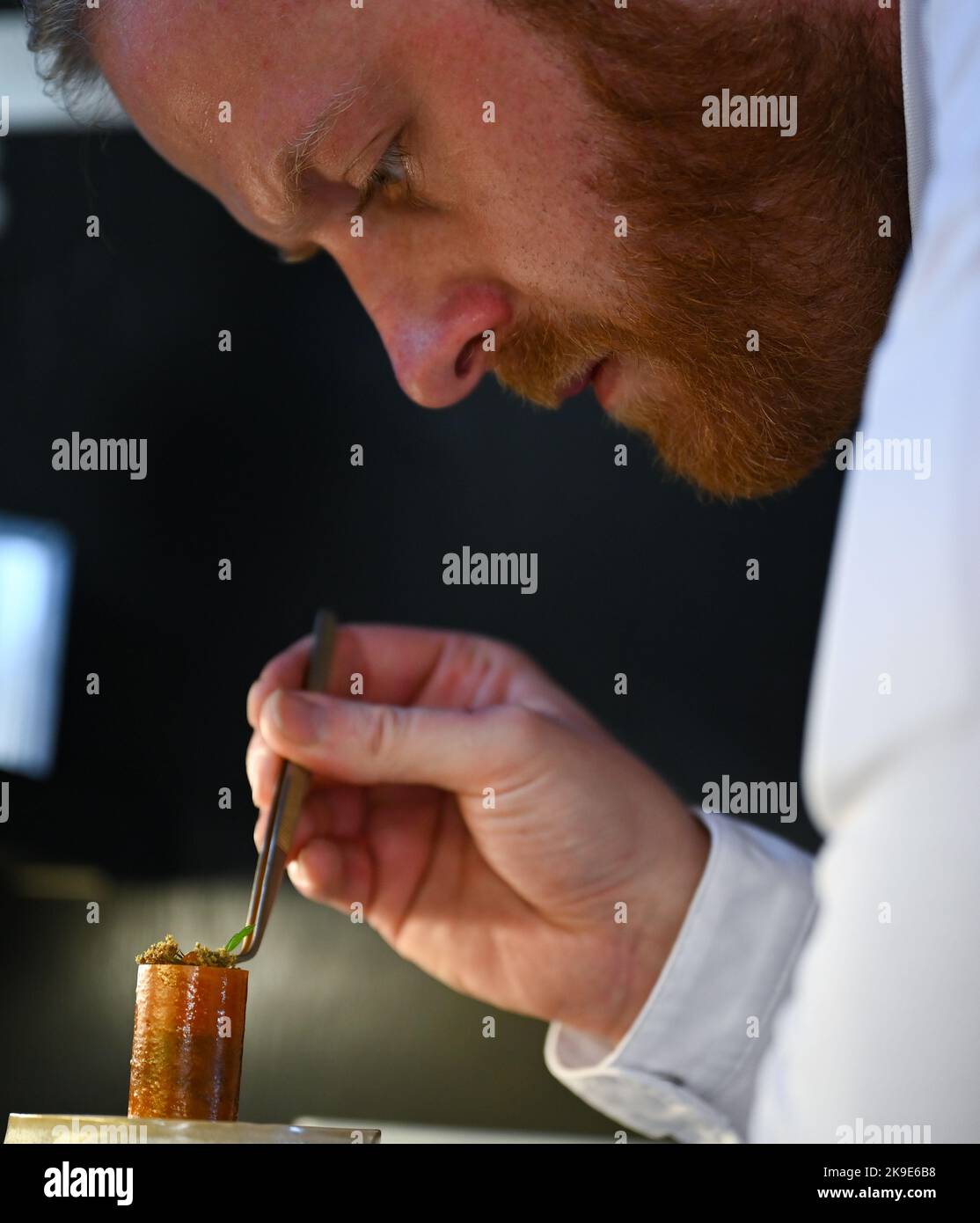 PRODUCTION - 26 October 2022, Hesse, Frankfurt/Main: Michelin-starred ...