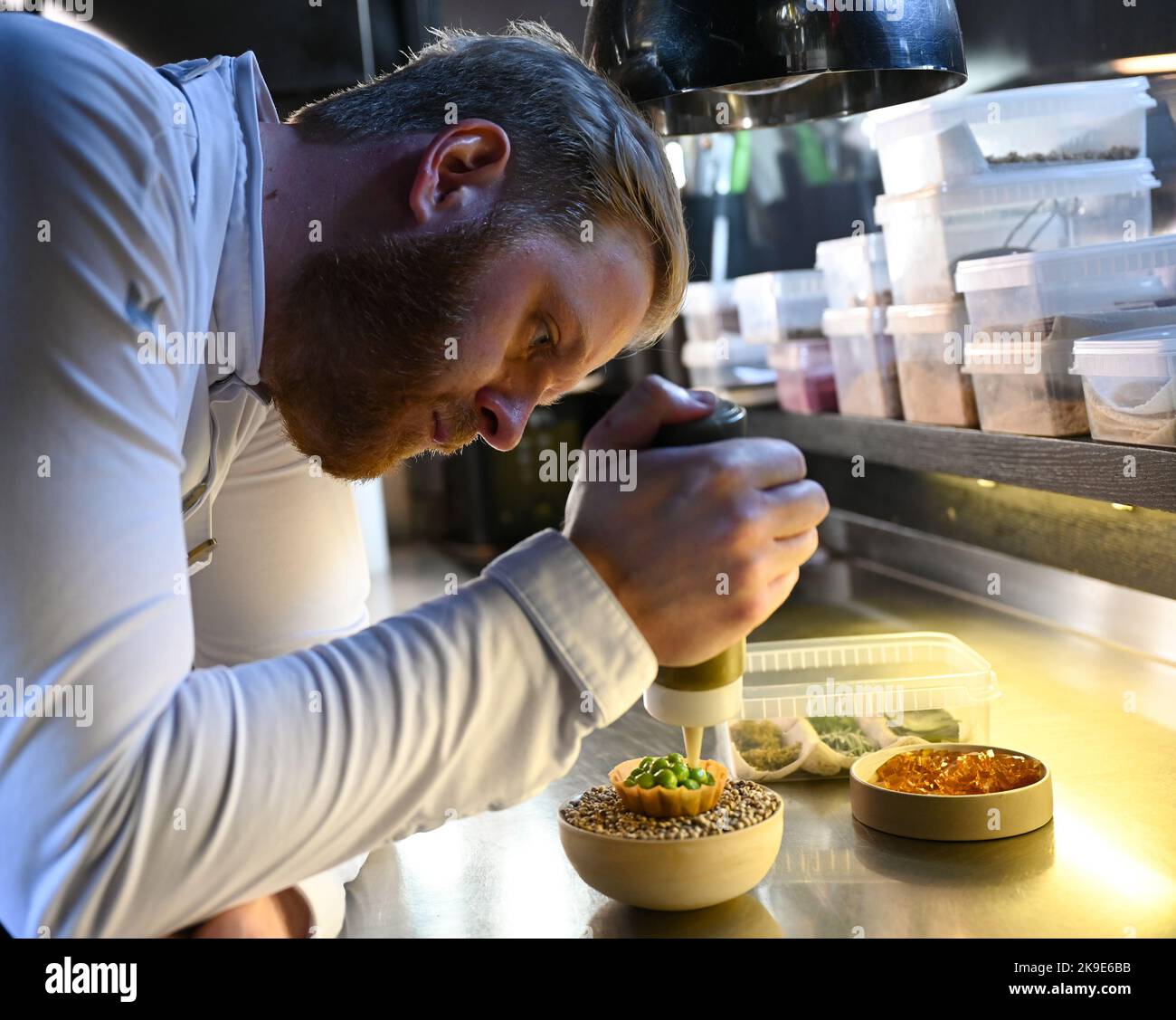 PRODUCTION - 26 October 2022, Hesse, Frankfurt/Main: Michelin-starred ...