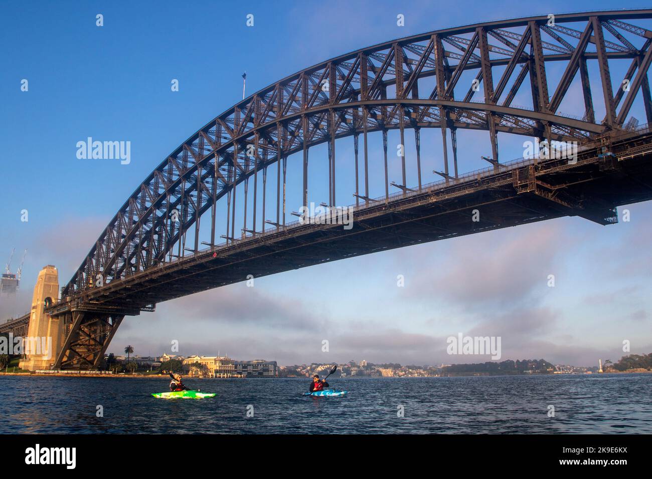 Kayaking beneath the Sydney Harbour Bridge Stock Photo - Alamy