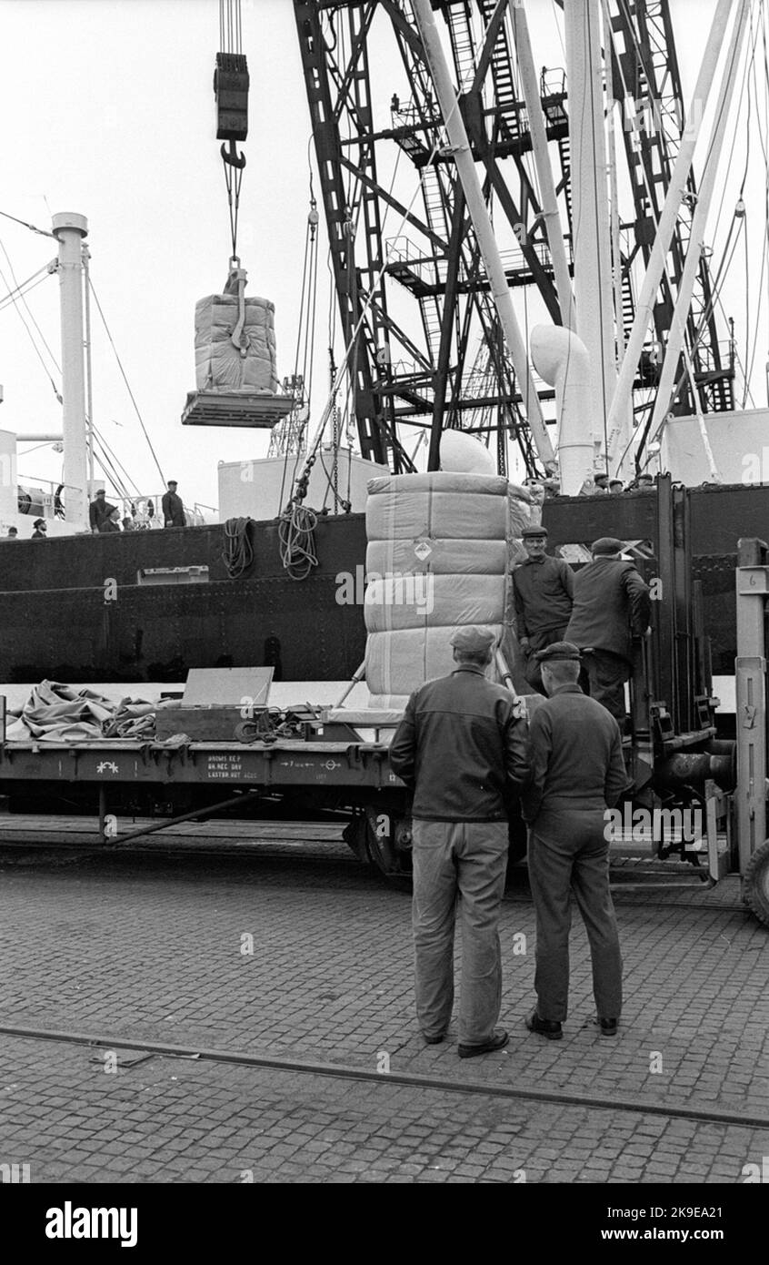 Transport of uranium containers Stock Photo - Alamy