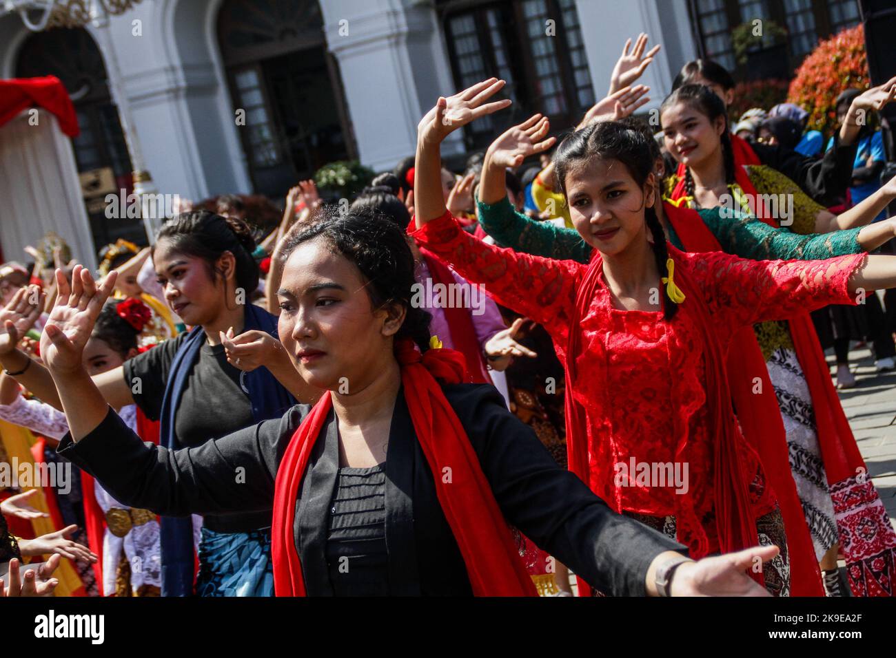 Traditional dance of west java hi-res stock photography and images - Alamy