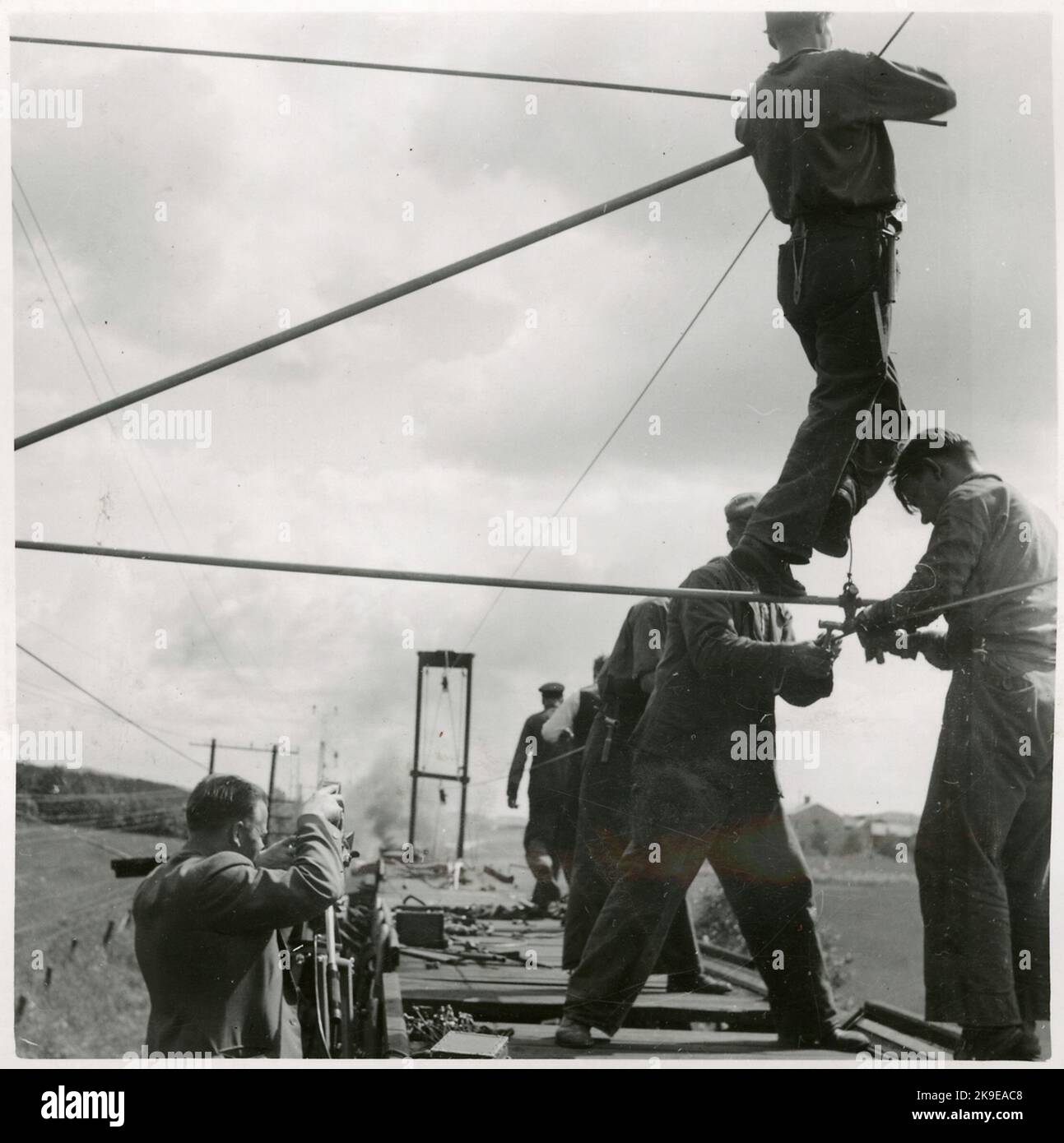 The electrification of the Ånge - Sundsvall route. Threading work is ...