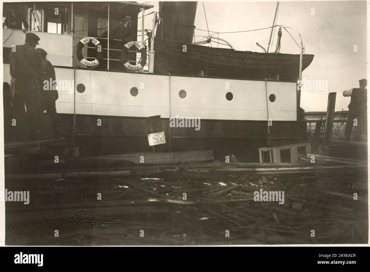 Salvage of the steamboat "Lövholmen", with the help of the steam tugger ...