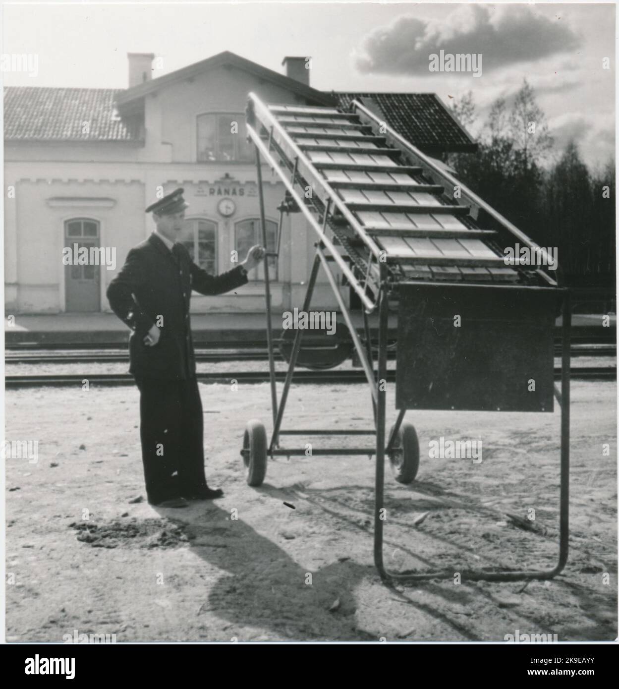 Carrier for loading goods on the transfer cart from the zinc white ...