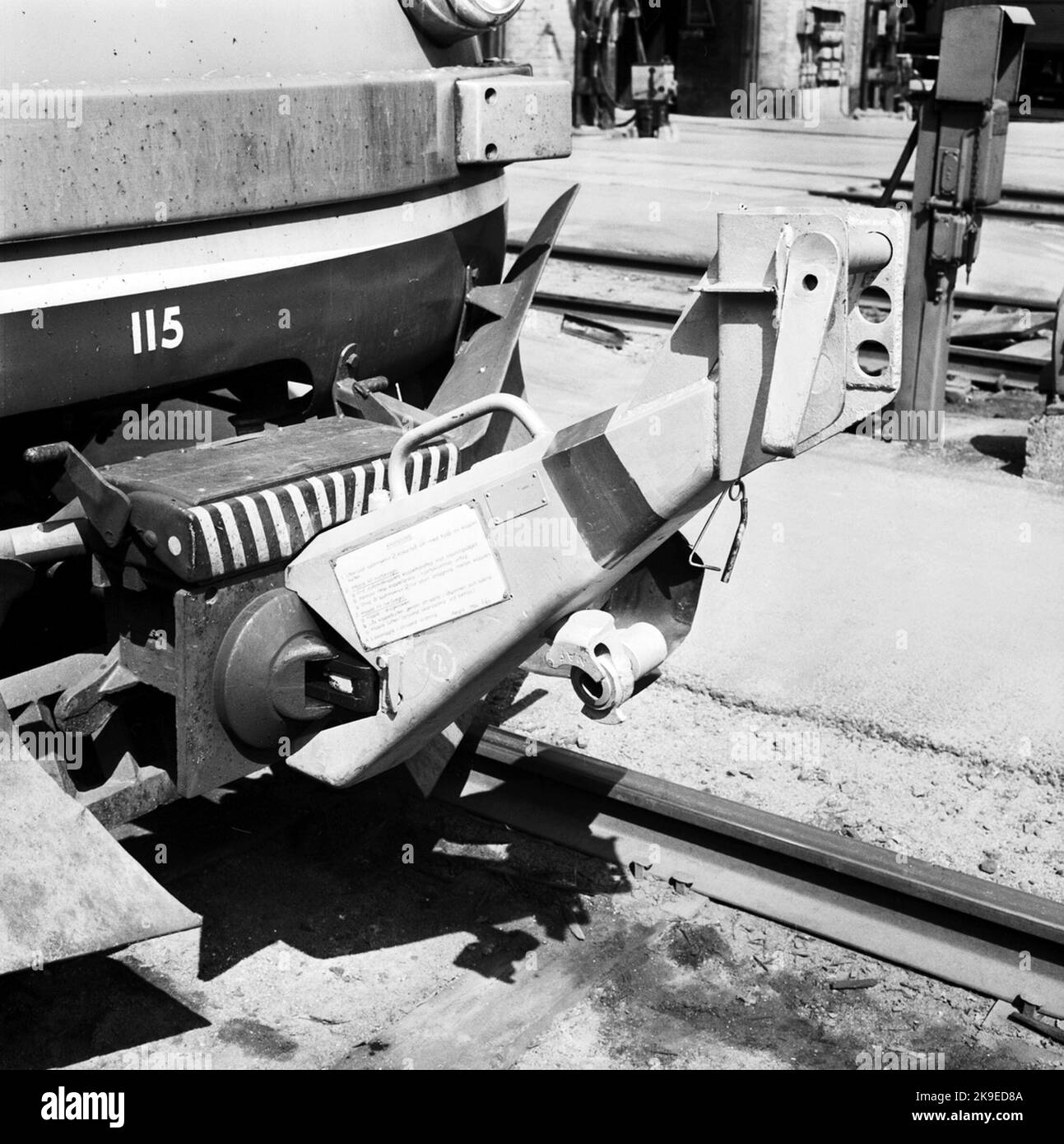 Coupling device between motor carriage and locomotive with instruction ...