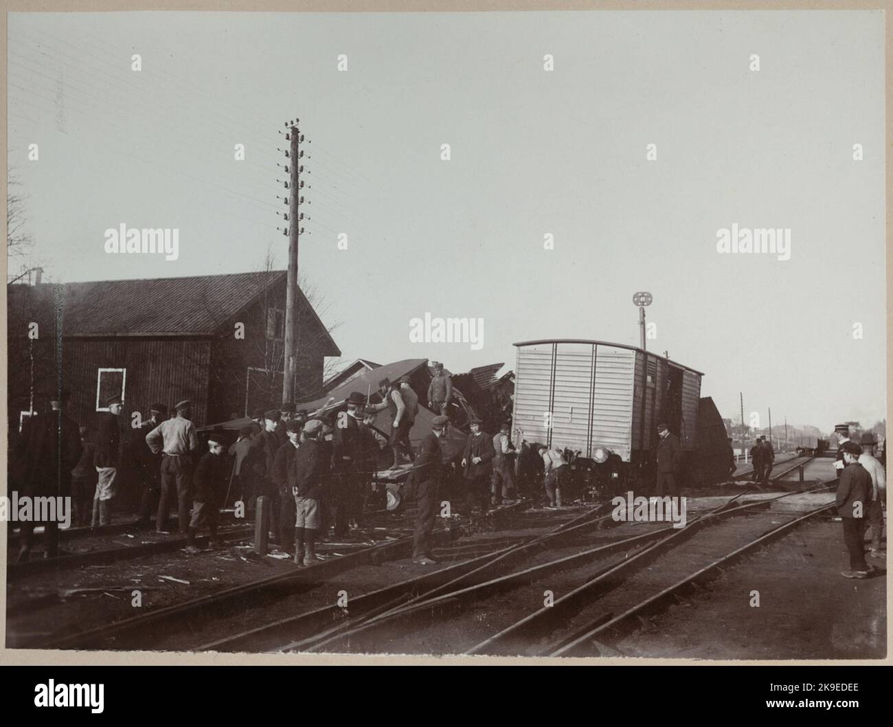 The State Railways, SJ G 8954. Public collection with children in case ...