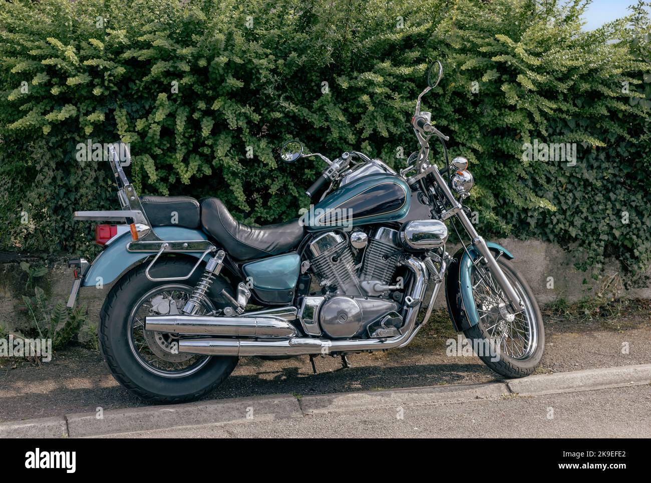 Vintage style motorcycle parked hi-res stock photography and images - Alamy