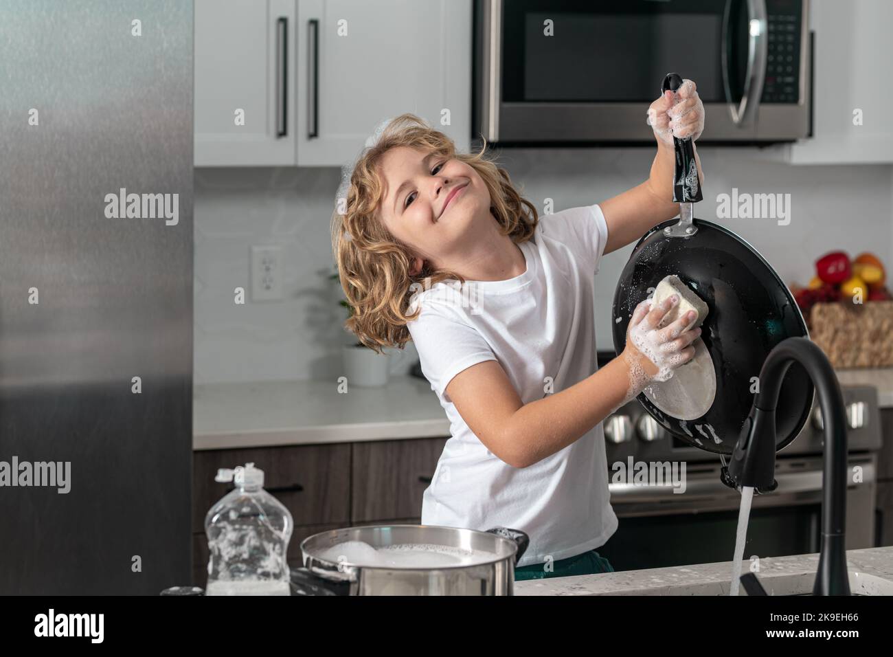 Dishwashing liquid clean plates hi-res stock photography and images - Alamy