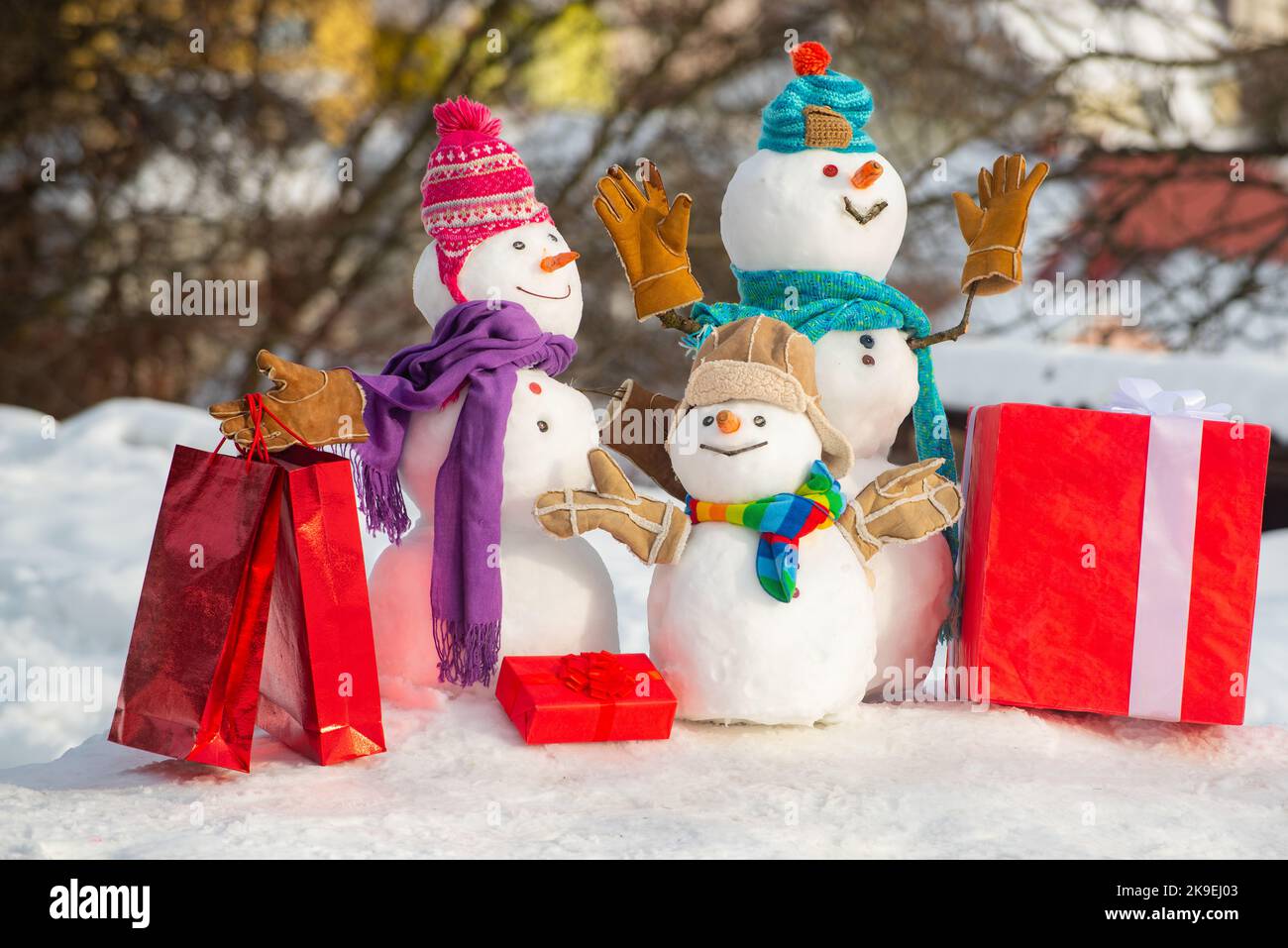 Group of snowmen hi-res stock photography and images - Alamy