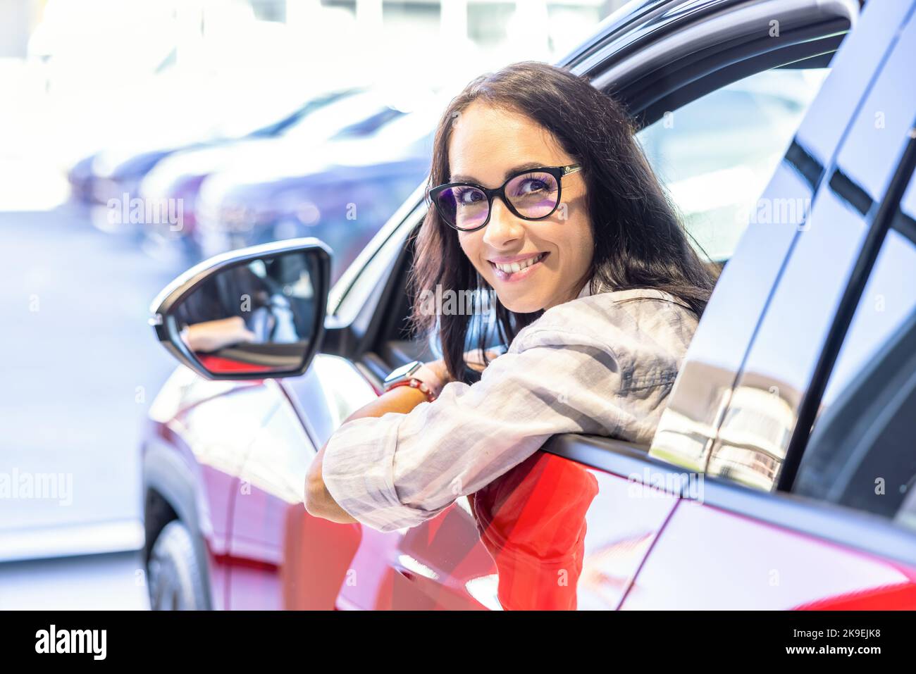 Woman looking into car buying hi-res stock photography and images - Alamy