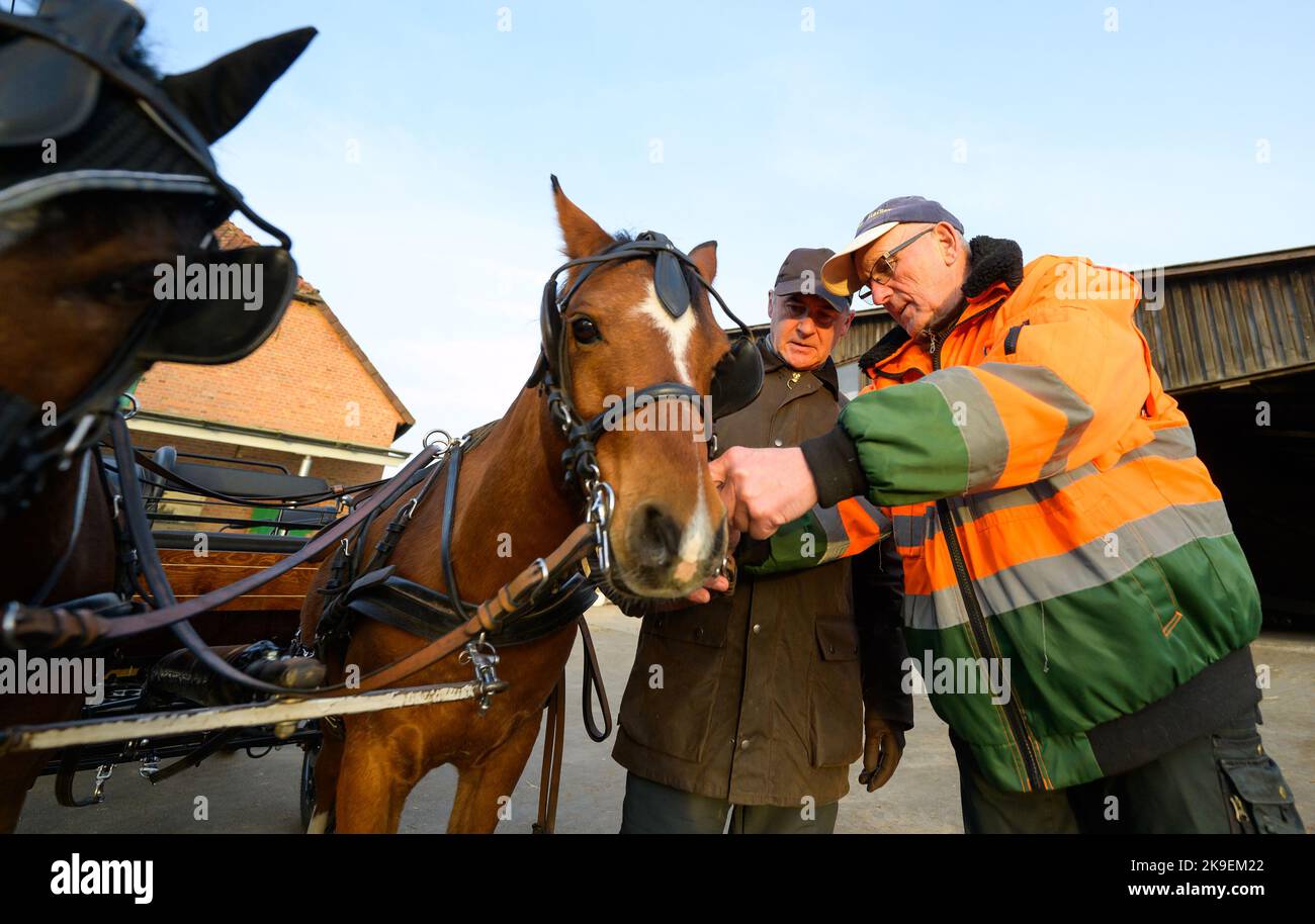 Hansen, Germany. 27th Oct, 2022. Klaus-Dieter Gärtner (r) shows course ...