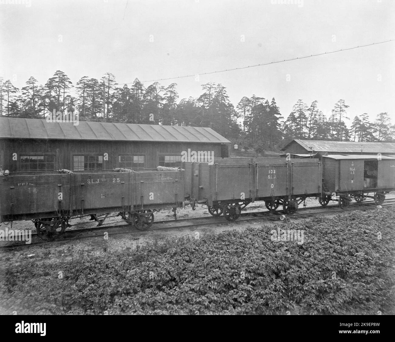 Cleaning trains train railway hi-res stock photography and images - Alamy