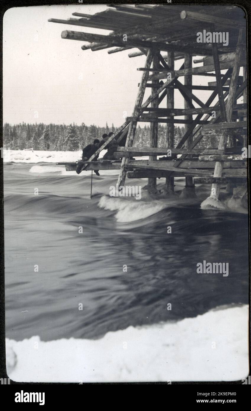 The eastern river, the expansion of riveting at the bridge construction ...