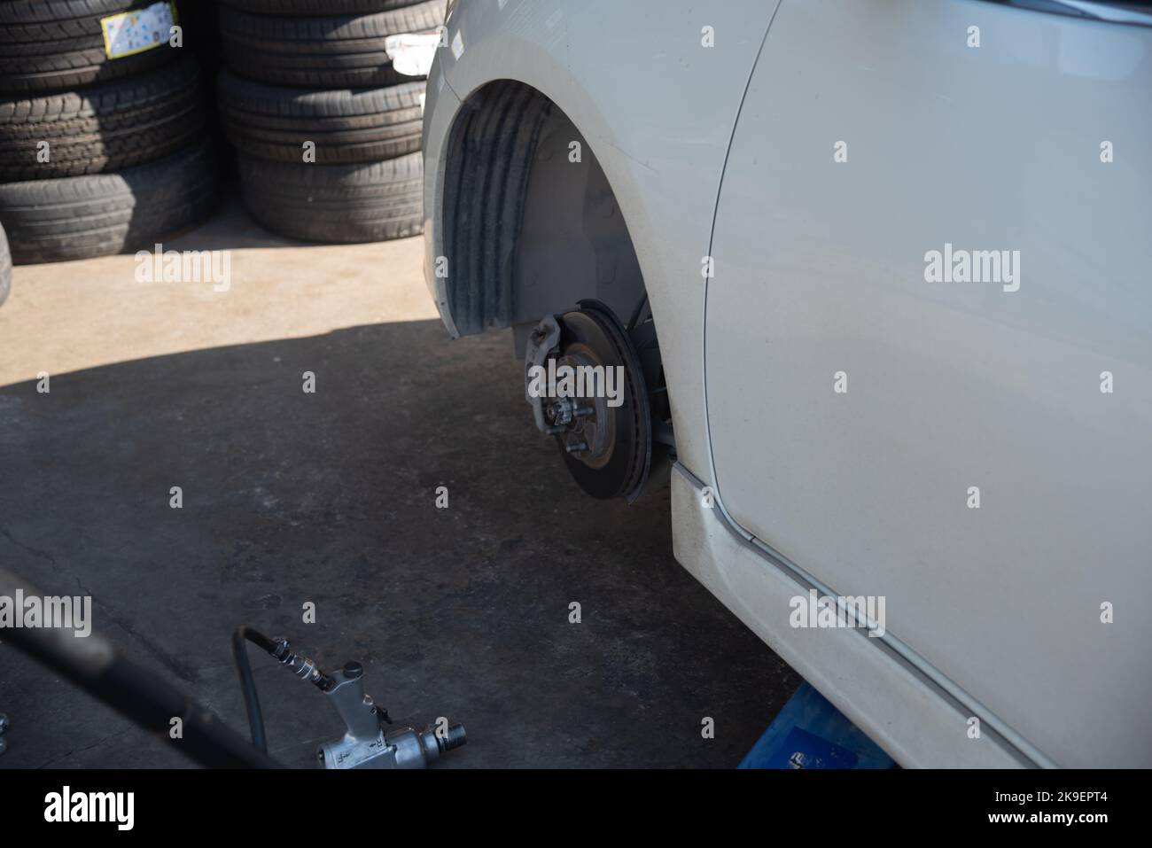 Mechanic using a jack hi-res stock photography and images - Alamy