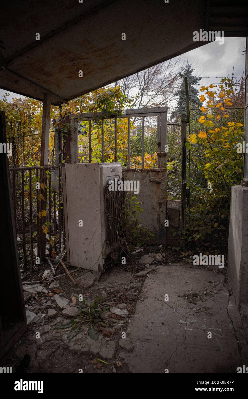 Abandoned fridge hi-res stock photography and images - Alamy
