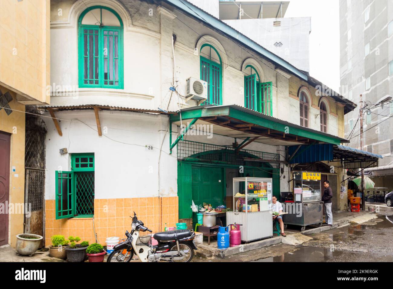 Street side dining offering Indonesian-Chinese food in Medan, Indonesia ...