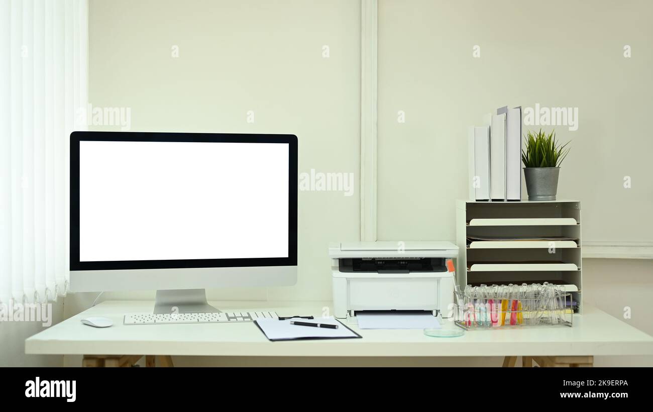 Screen computer classroom research hi-res stock photography and images ...