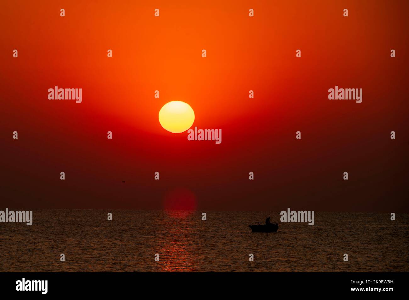 The golden sun is rising in the morning over Beidaihe, Qinhuangdao City ...