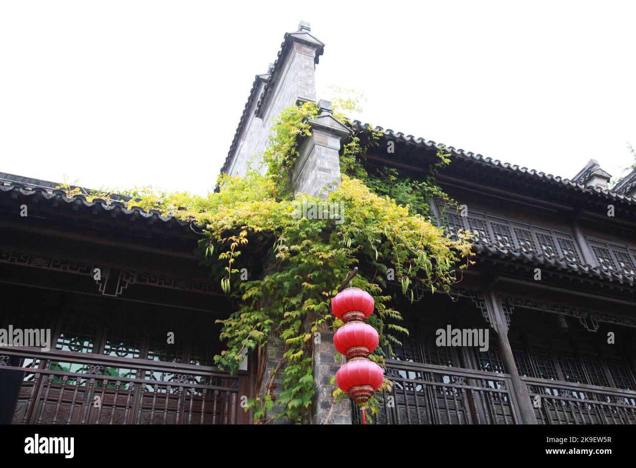 During the frost season, many street trees in the East Zhonghua Gate ...
