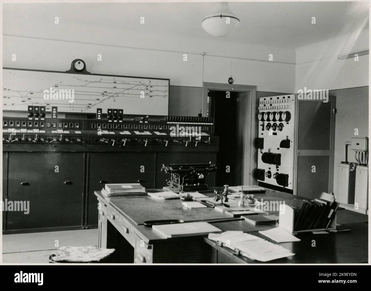 Electric switchgear. Electrical switchgear with electrical pre-register ...