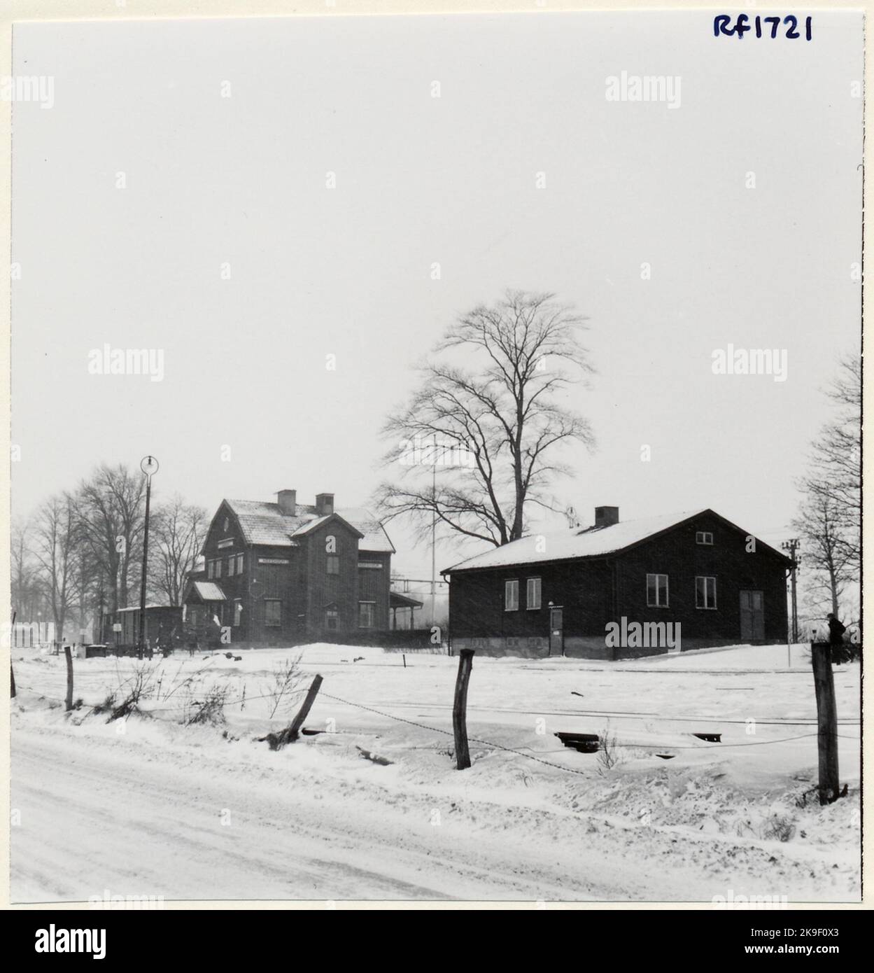 Roadside platform hi-res stock photography and images - Alamy