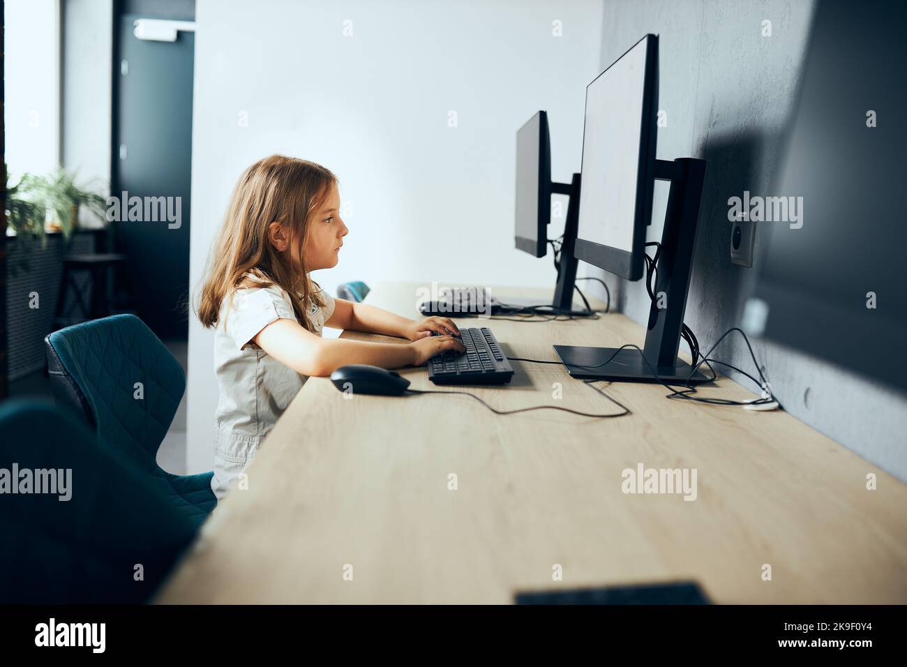 Student looking bored in classroom hi-res stock photography and images ...