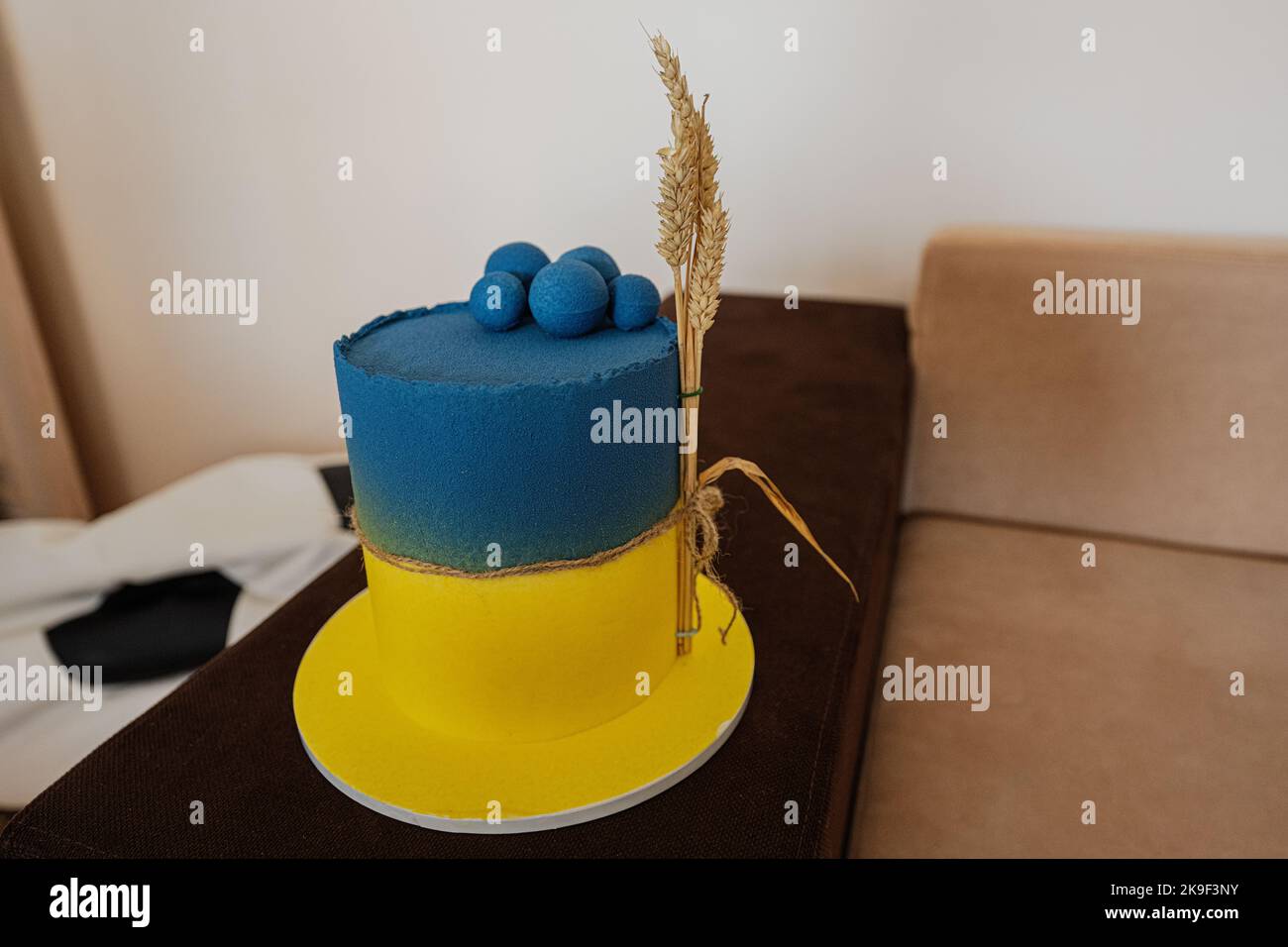 Celebrating birthday cake with flag of Ukraine Stock Photo - Alamy