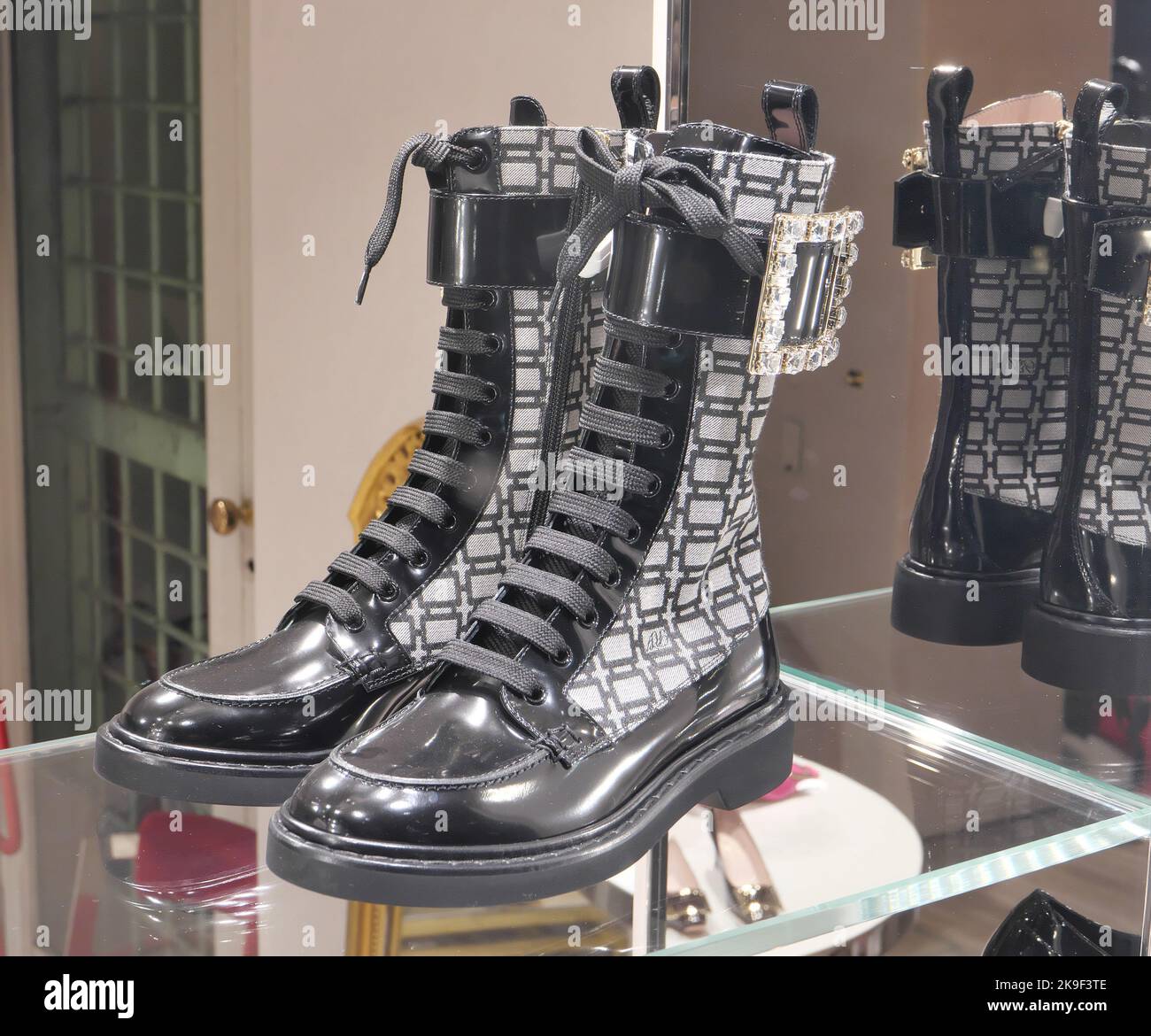BOOTS ON DISPLAY AT ROGER VIVIER FASHION BOUTIQUE Stock Photo - Alamy