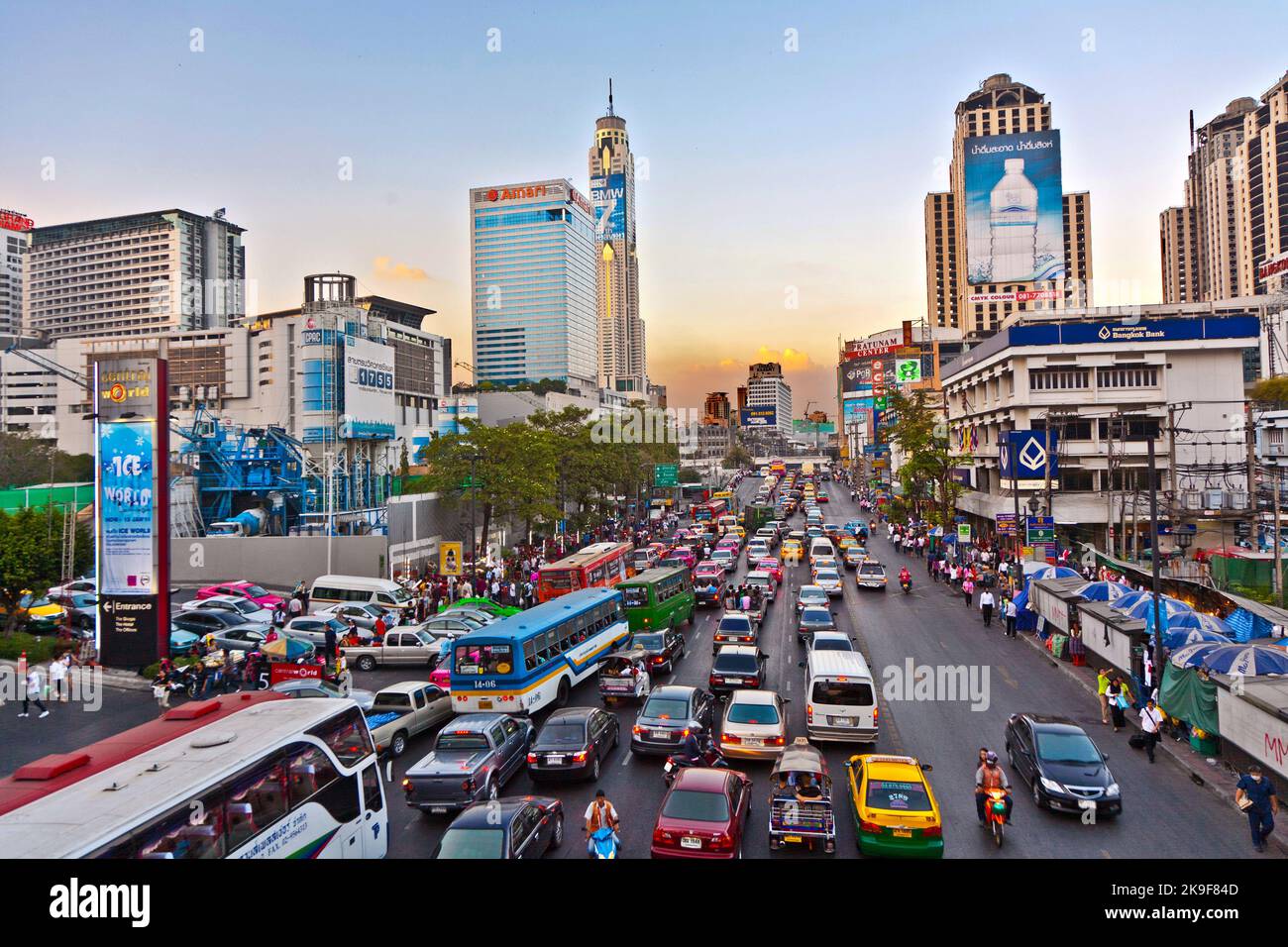 BANGKOK, THAILAND - DEC 22: main road in Bangkok in afternoon traffic ...