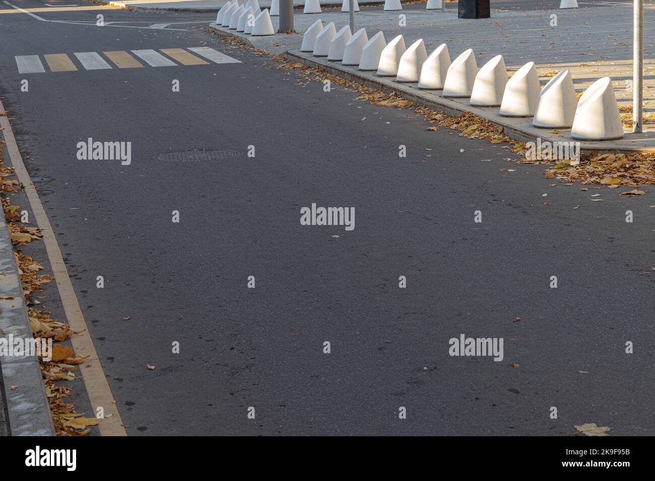 Curb markings hi-res stock photography and images - Alamy